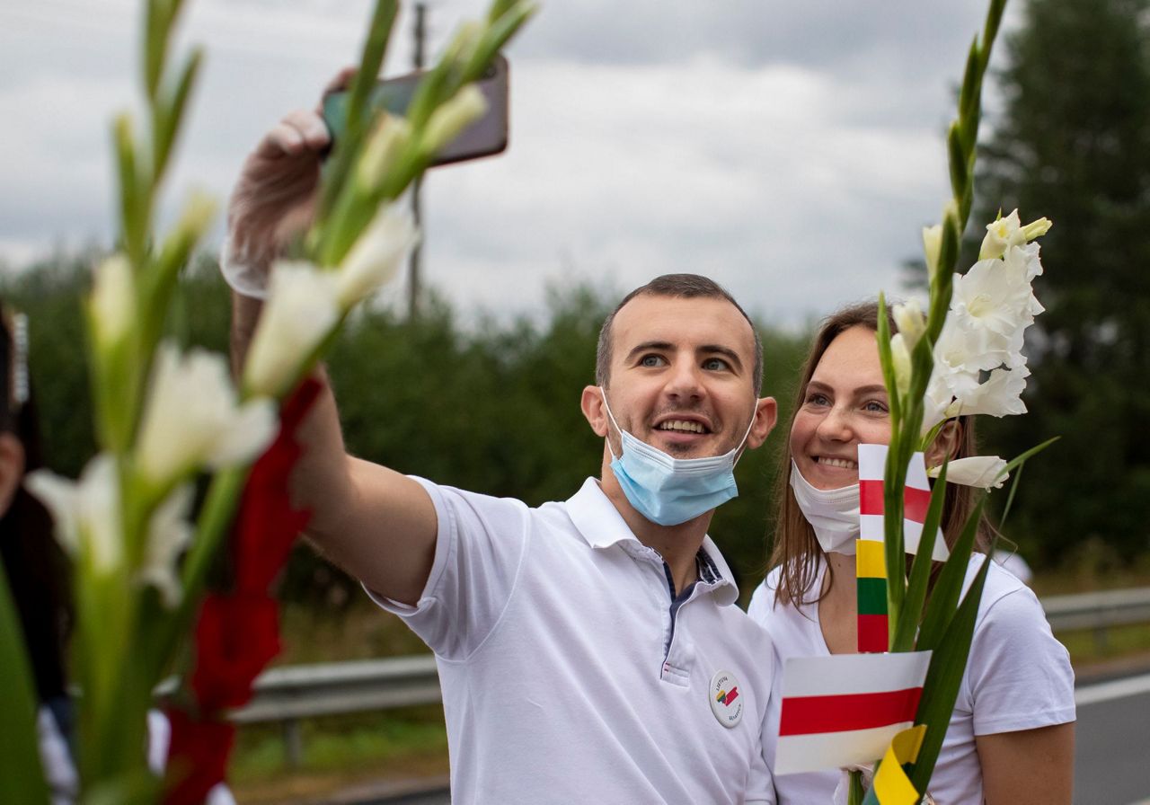 Lithuanians form human chain to back democracy in Belarus