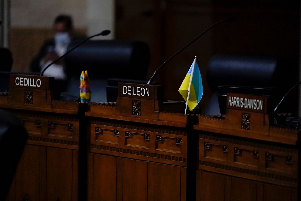 LA Councilman de Leon says he will not resign amid uproar