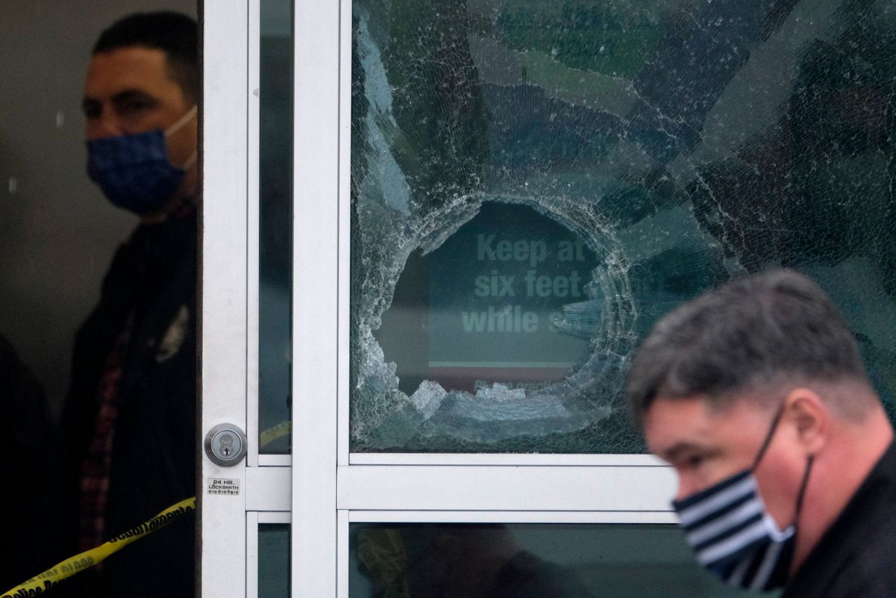 2 die in shooting at Los Angeles store; 1 woman hospitalized