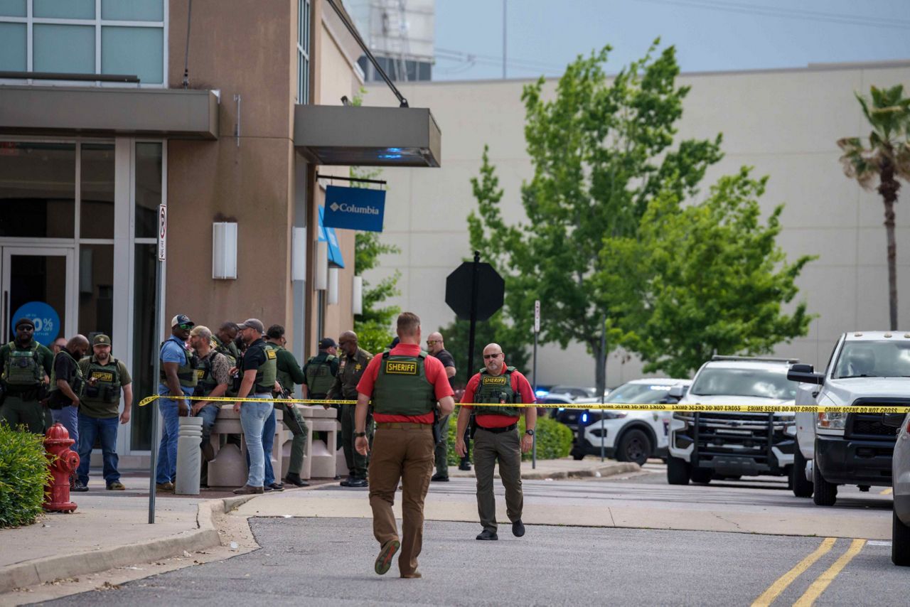 Police say 10 hurt, suspects fled after two groups shot at each other ...