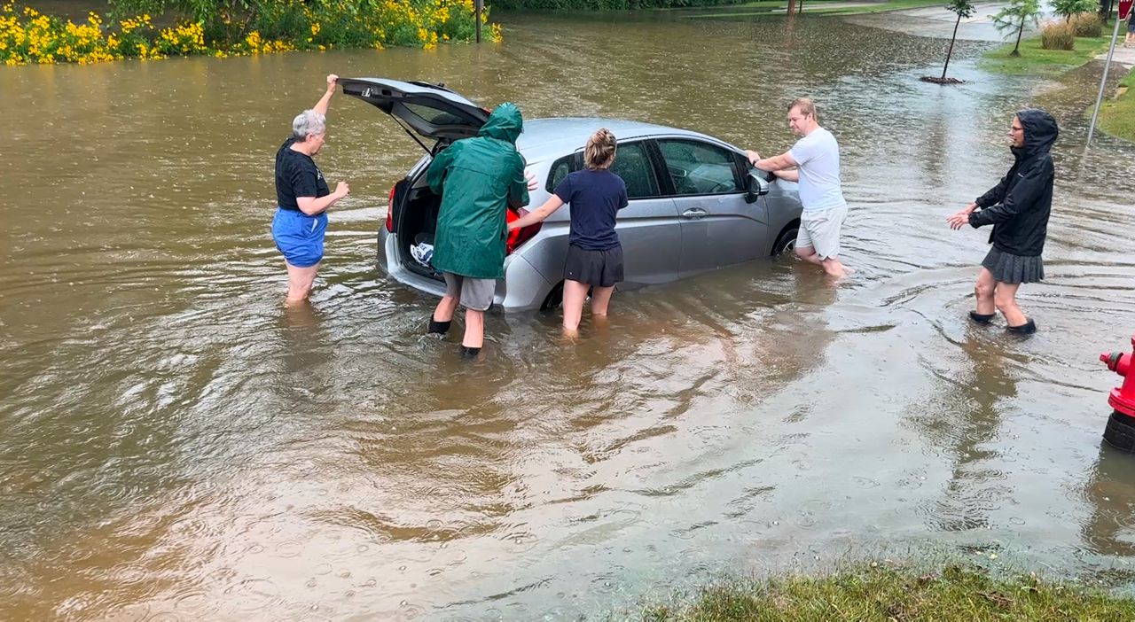 Good Samaritans help on Menomonee River Parkway in Wauwatosa