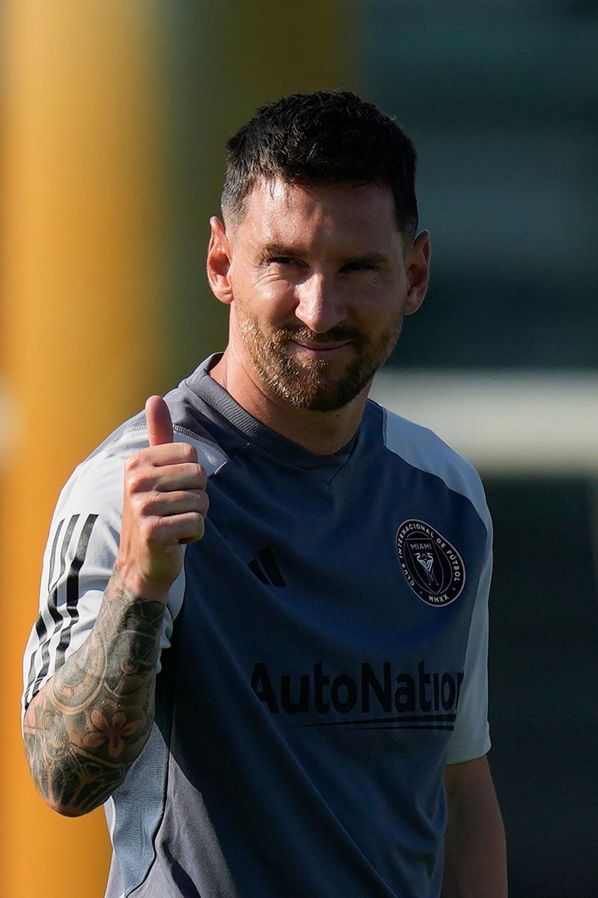 Lionel Messi takes to the practice field for 1st time since signing ...