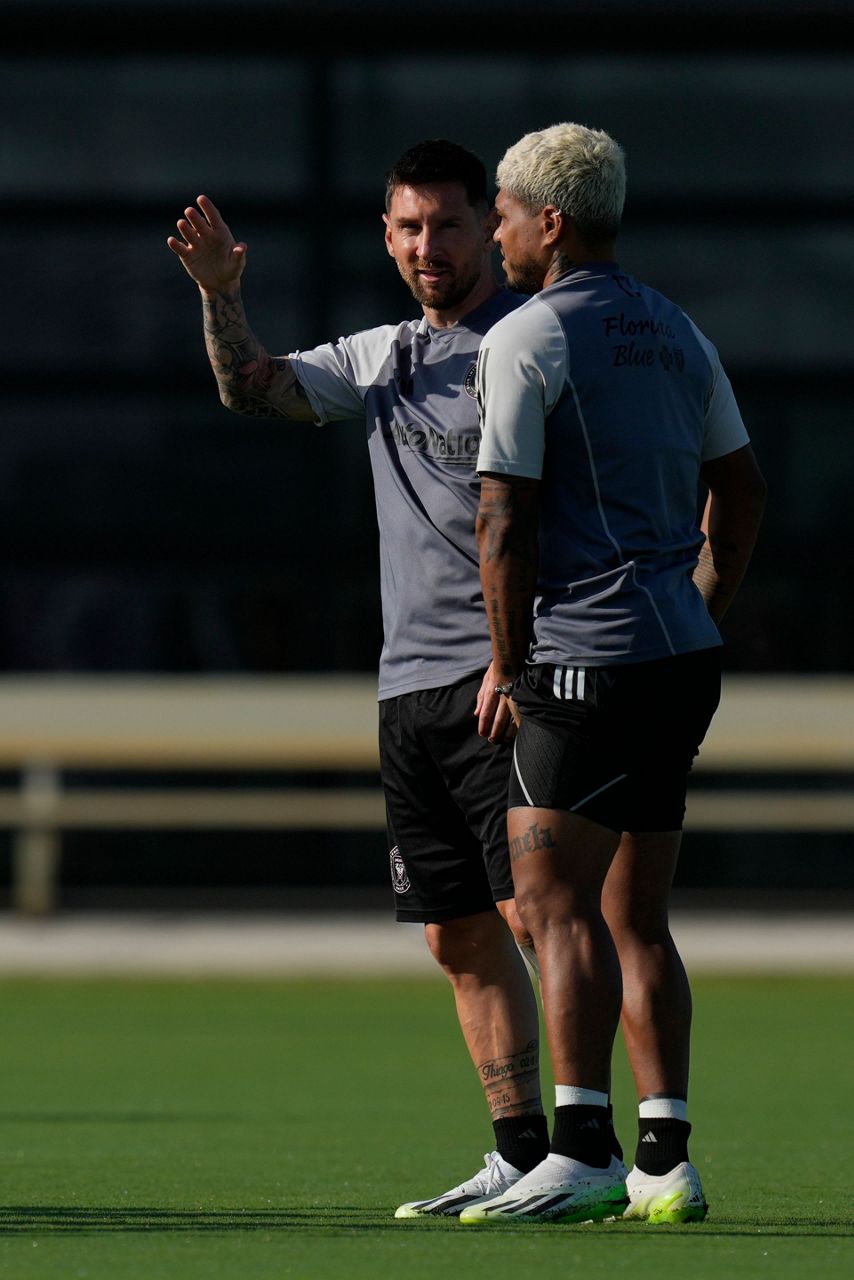 Lionel Messi takes to the practice field for 1st time since signing ...