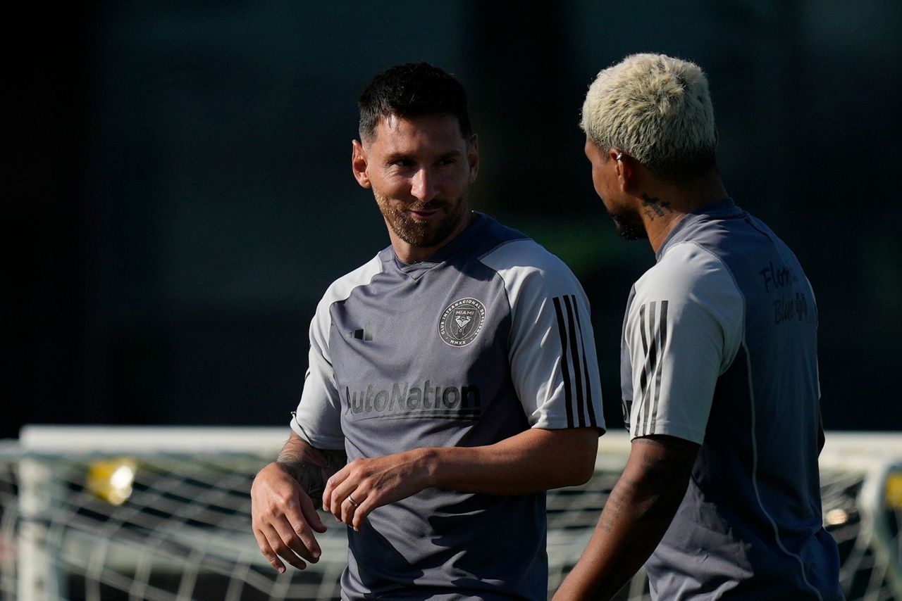 Lionel Messi takes to the practice field for 1st time since signing ...