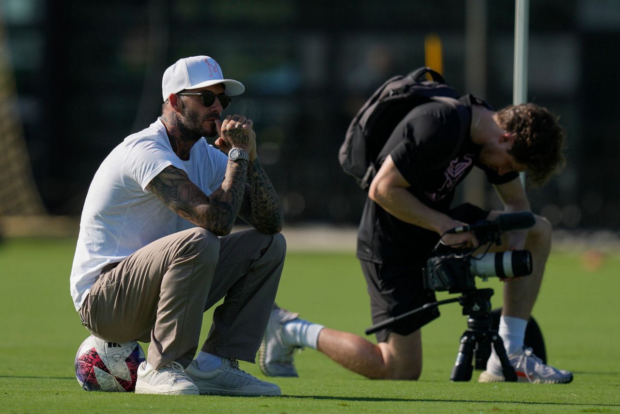 Lionel Messi takes to the practice field for 1st time since signing ...