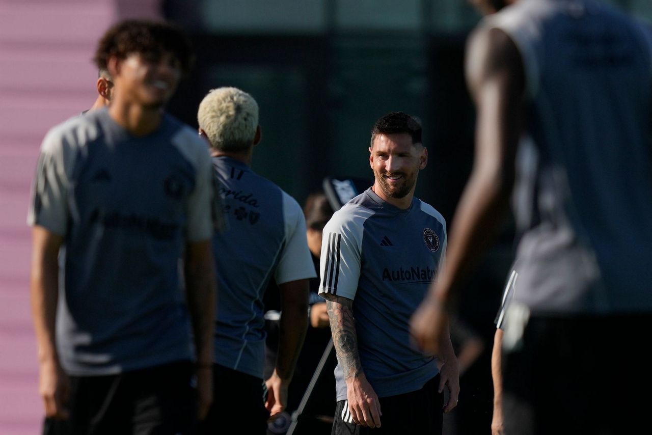Lionel Messi takes to the practice field for 1st time since signing ...