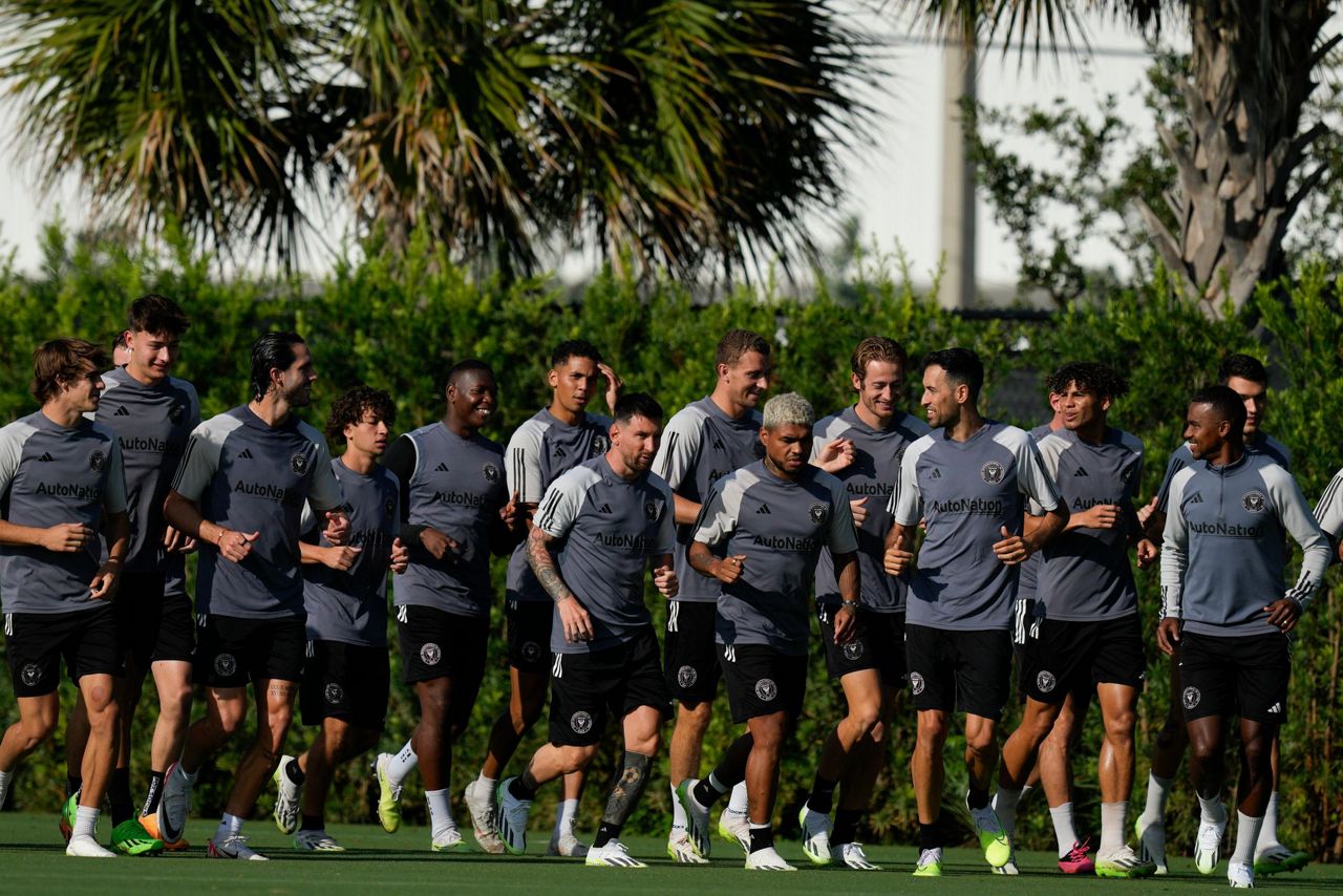 Lionel Messi takes to the practice field for 1st time since signing ...