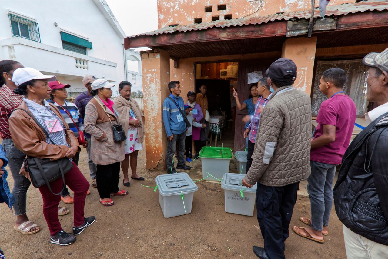 Madagascar’s Rajoelina takes an early lead in polls marked by boycott ...