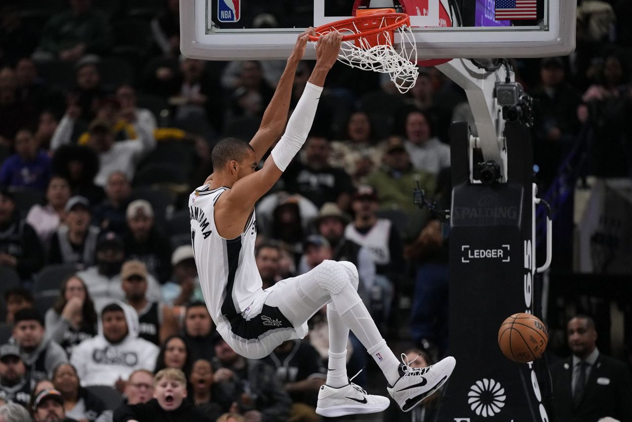 Spurs win in return home to San Antonio delayed by snow, mechanical issues