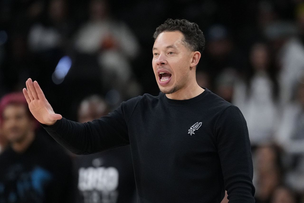 Spurs win in return home to San Antonio delayed by snow, mechanical issues