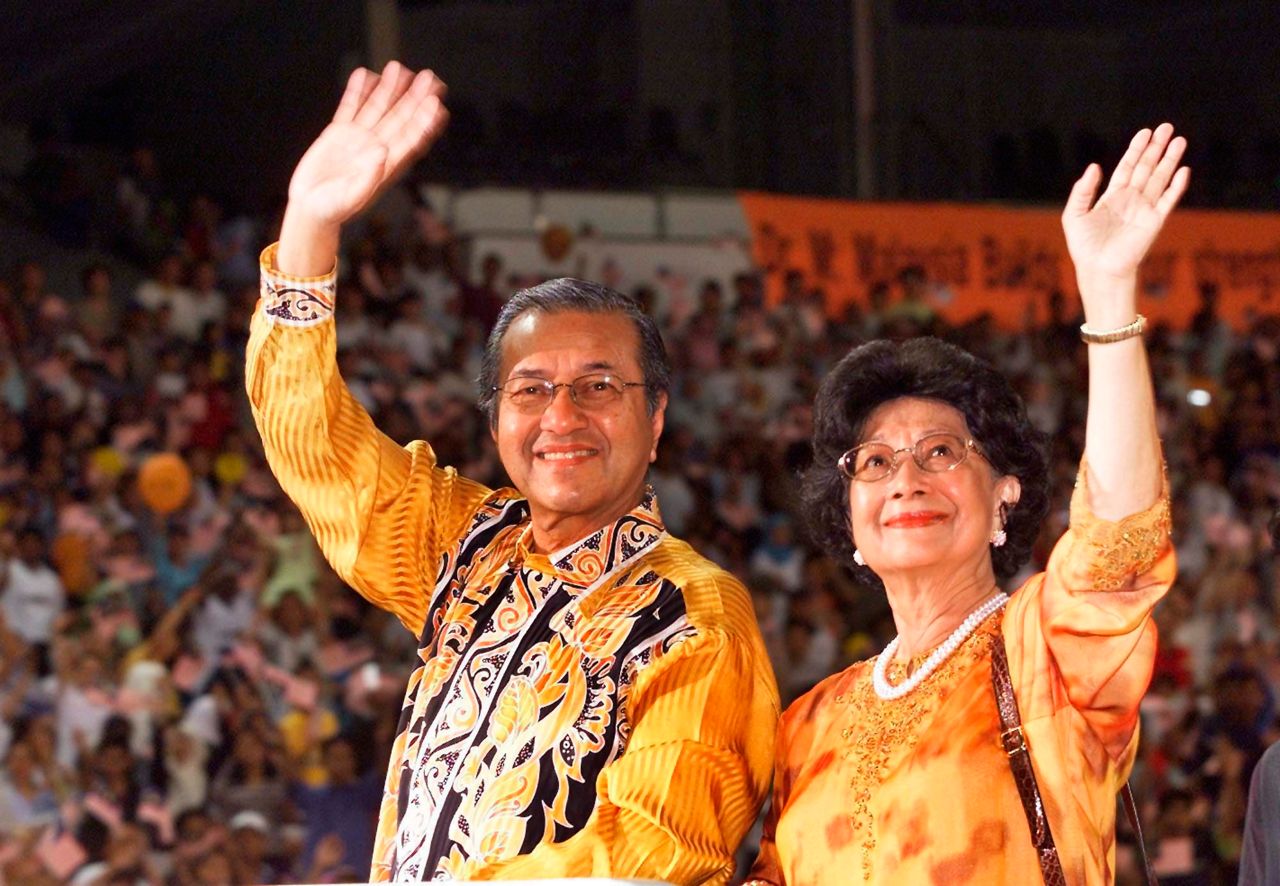 Mahathir's wife urges Malaysia's women to be 'queenmakers'