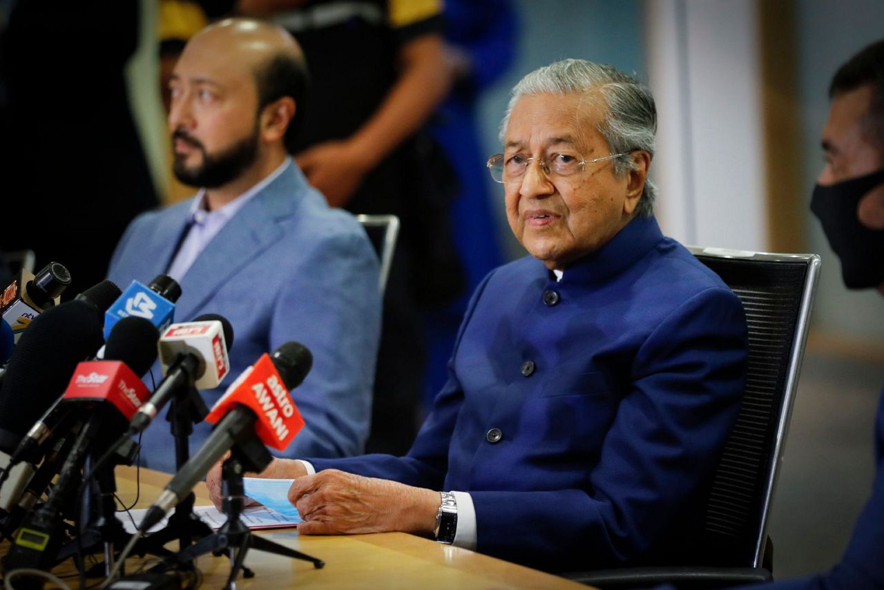Malaysia's Mahathir forms new party in fight back attempt