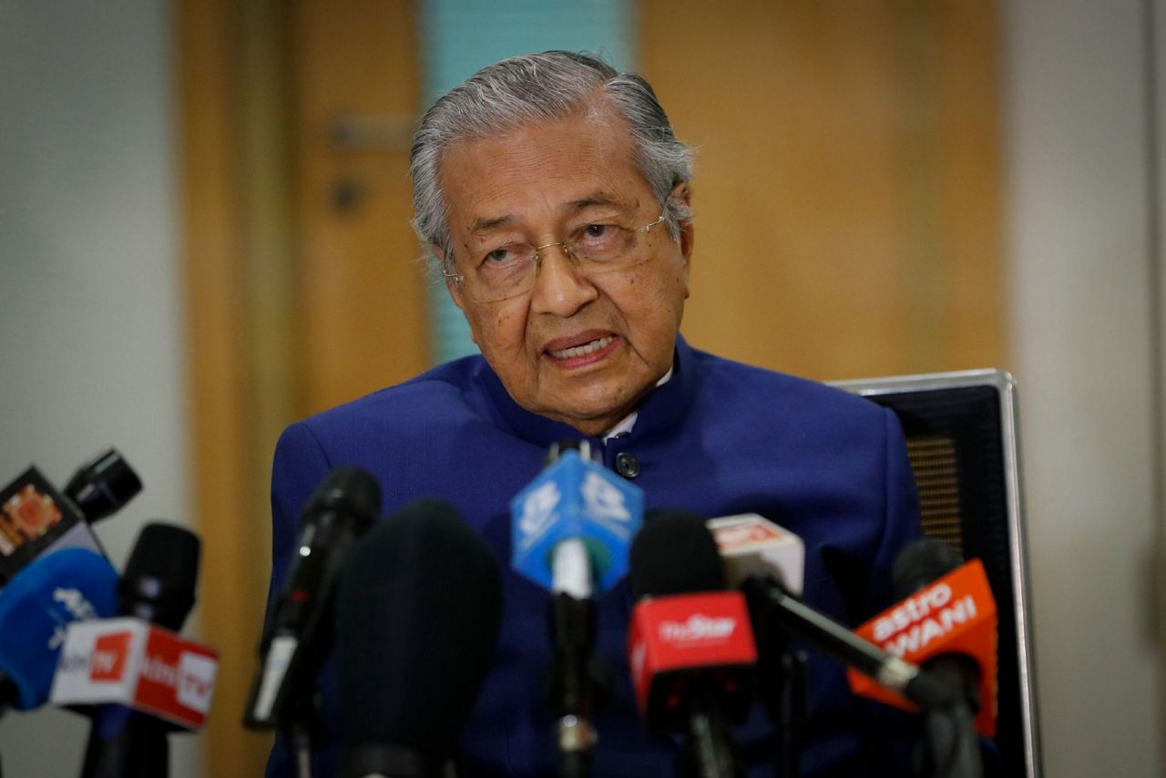 Malaysia's Mahathir forms new party in fight back attempt