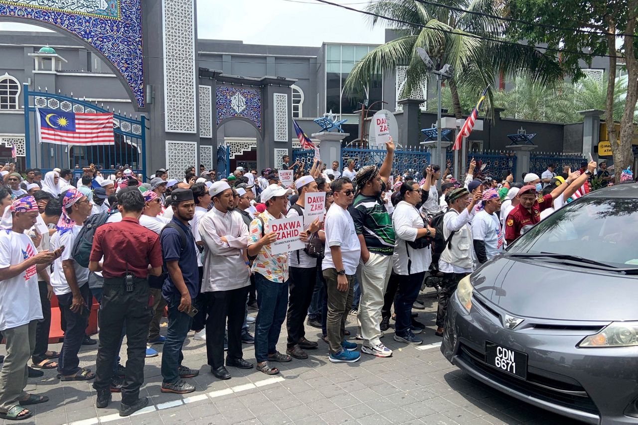 Hundreds protest against the Malaysian government after deputy premier ...