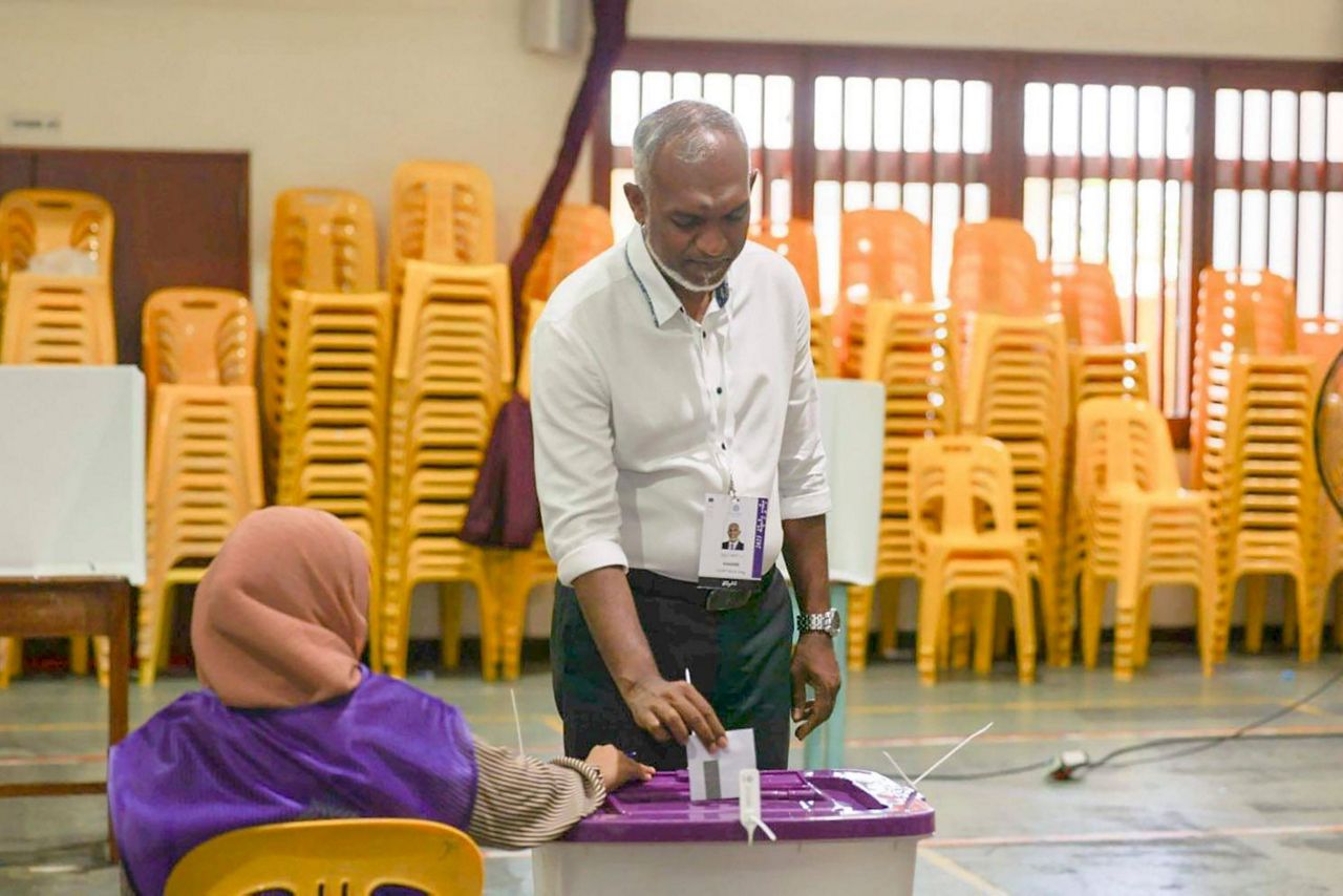 Maldivians vote in a runoff presidential election that will decide ...
