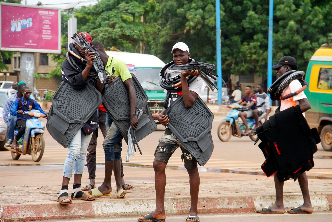 Mali soldiers behind coup take to airwaves, promise handover