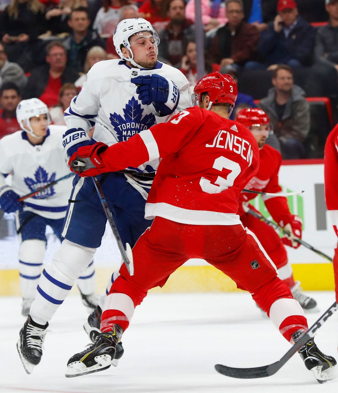 Matthews scores 2 and helps Maple Leafs beat Red Wings 5-3