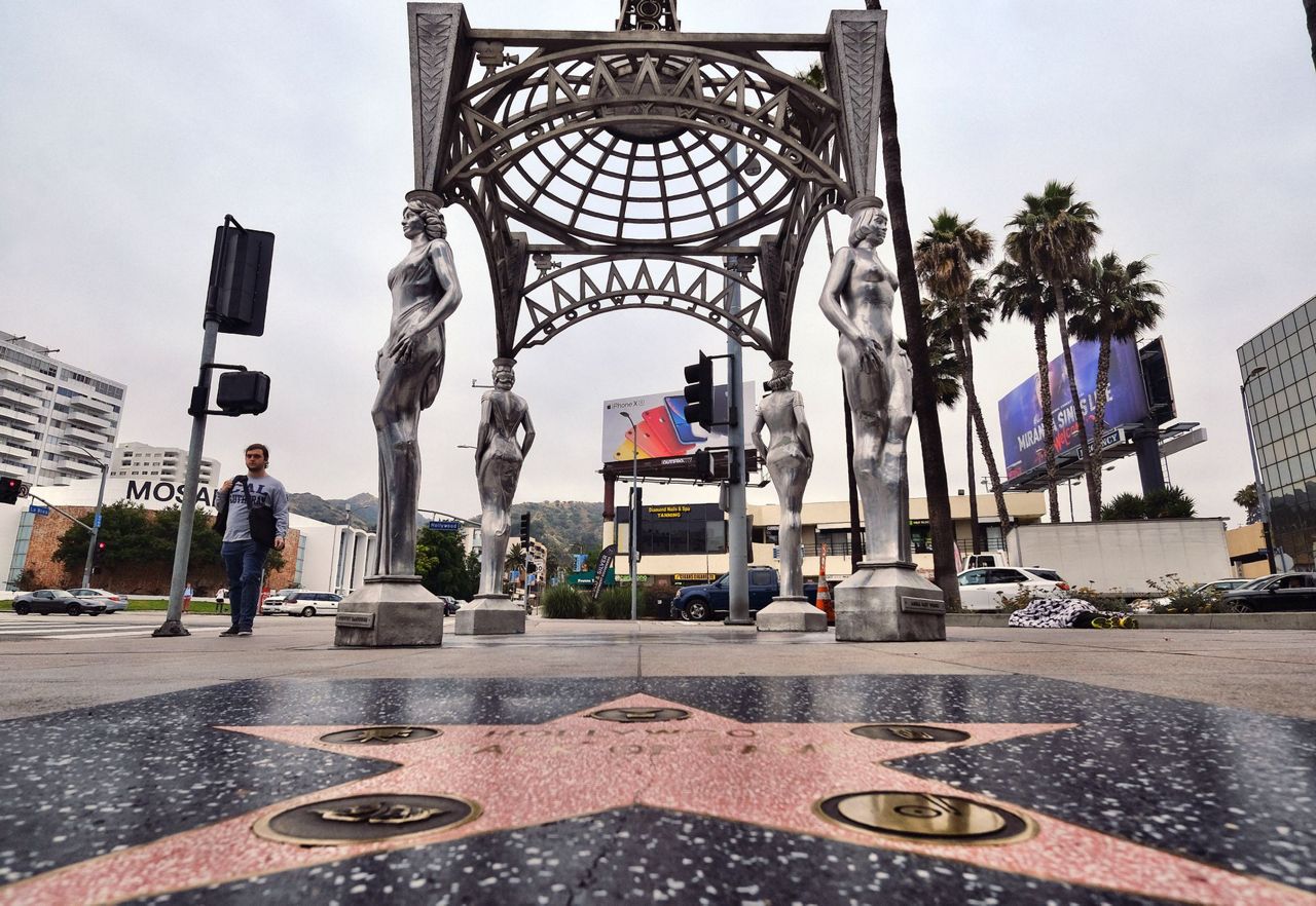 Thief takes Marilyn Monroe statue from Hollywood gazebo