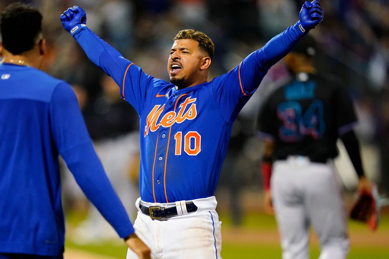 Escobar rallies Mets past Marlins in 10, back into 1st alone
