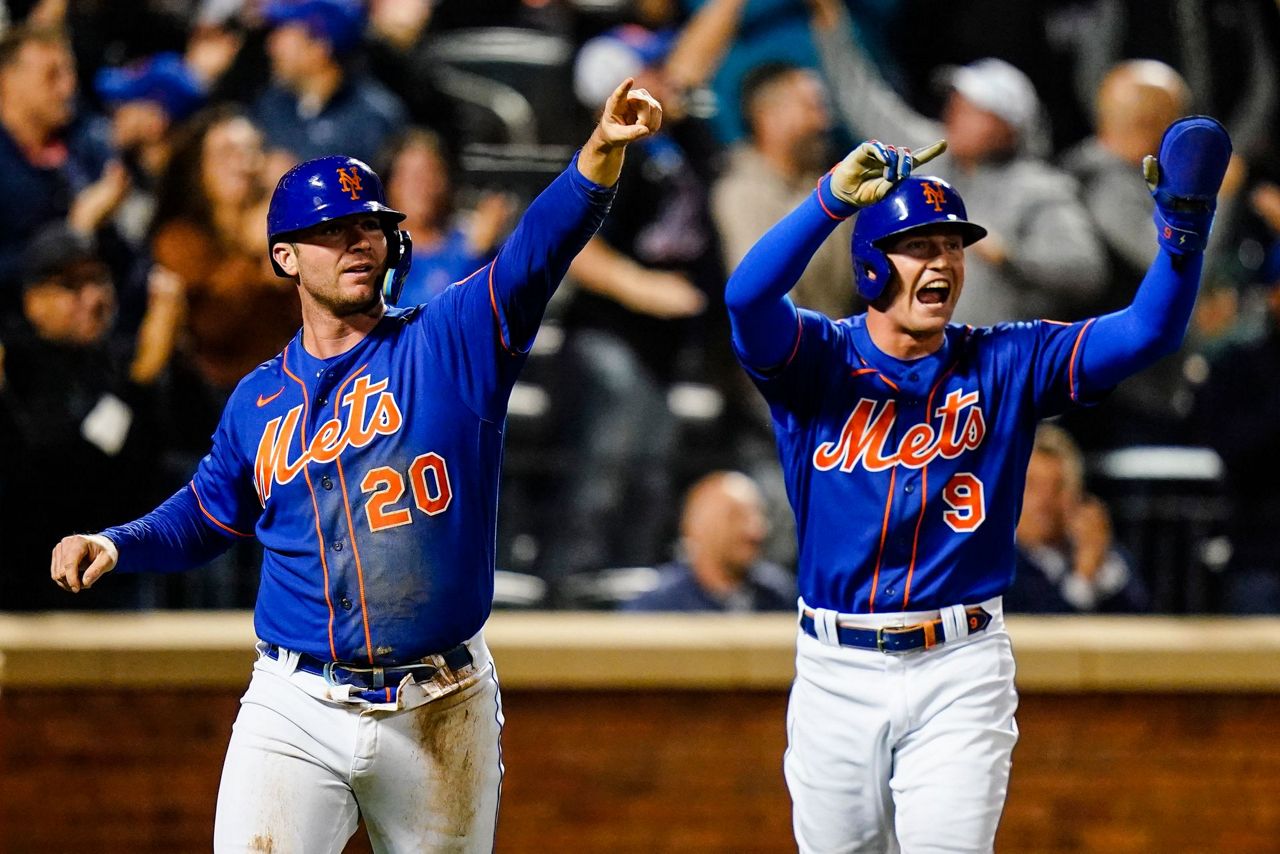 Escobar rallies Mets past Marlins in 10, back into 1st alone