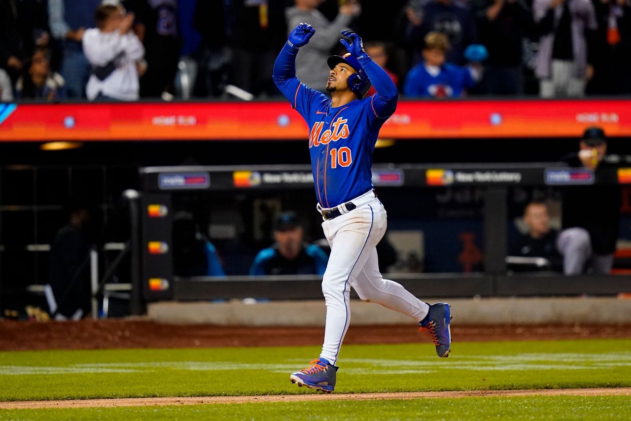 Escobar rallies Mets past Marlins in 10, back into 1st alone