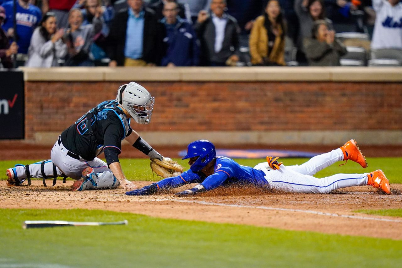 Escobar rallies Mets past Marlins in 10, back into 1st alone