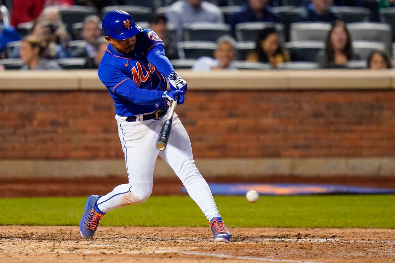 Escobar rallies Mets past Marlins in 10, back into 1st alone