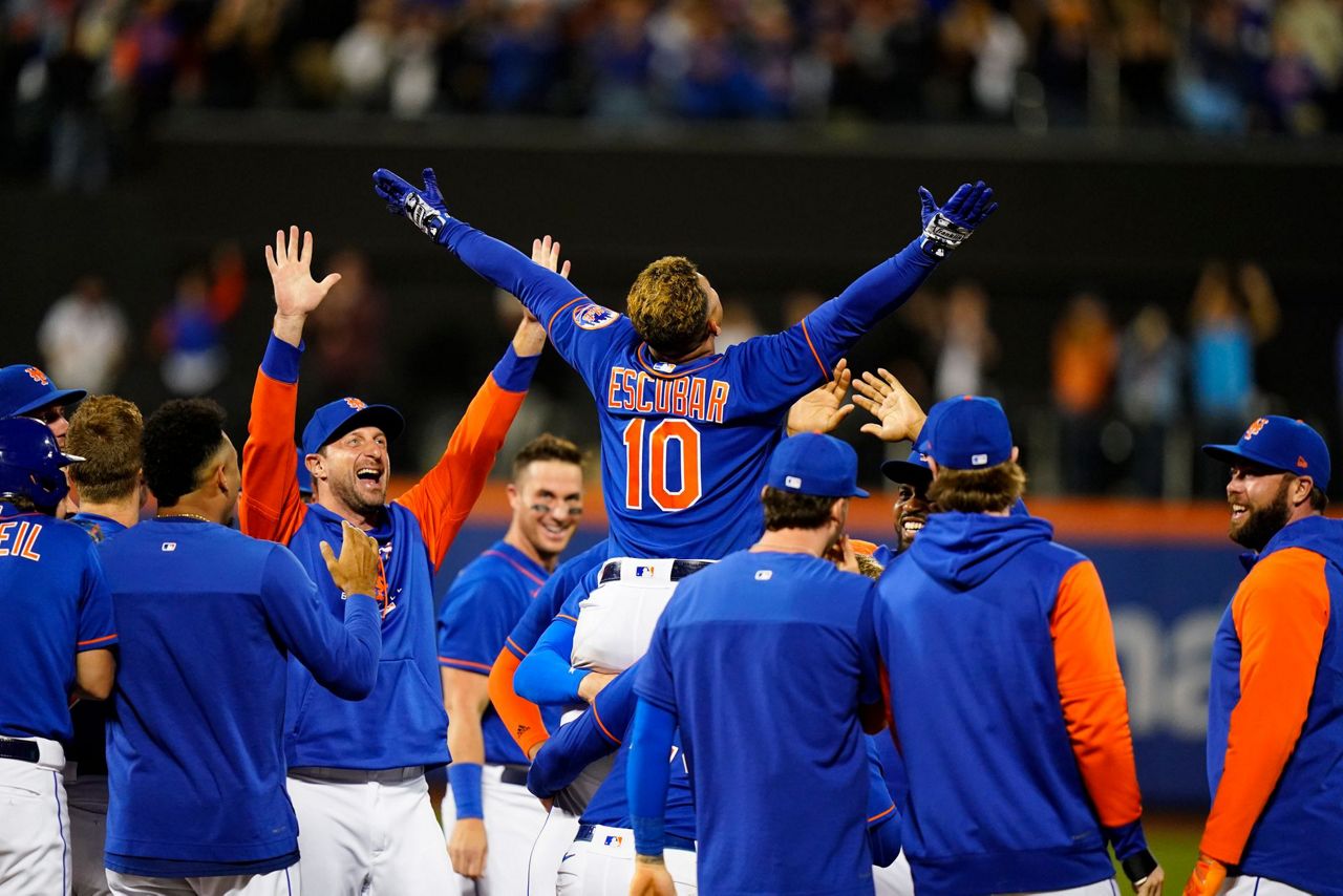 Escobar rallies Mets past Marlins in 10, back into 1st alone