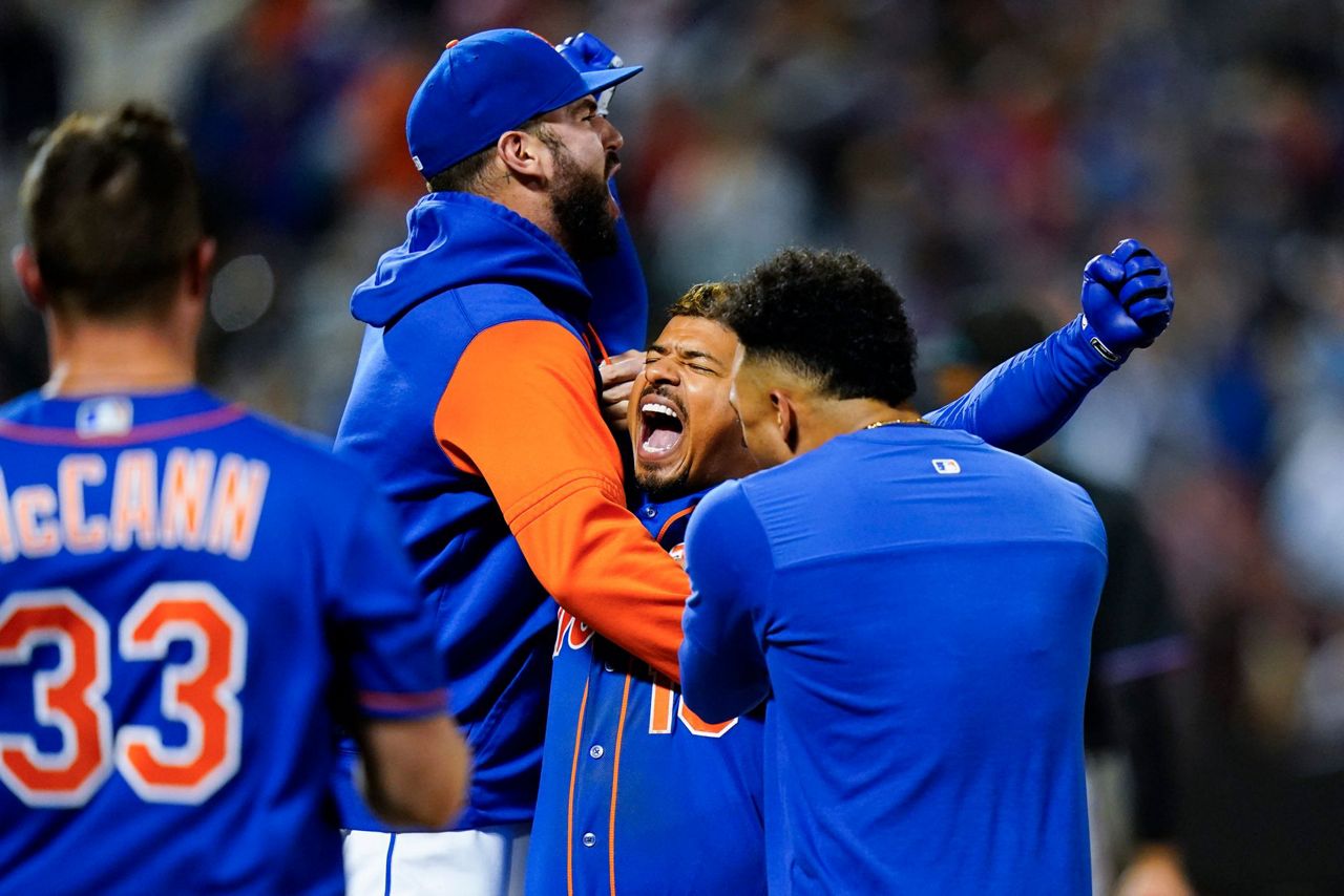 Escobar rallies Mets past Marlins in 10, back into 1st alone