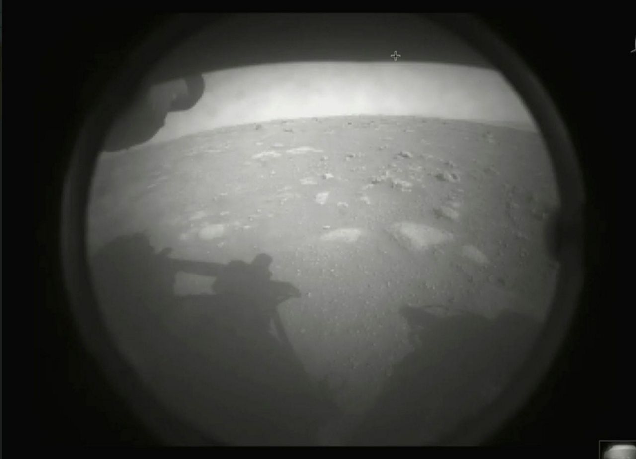 NASA rover streaks toward a landing on Mars