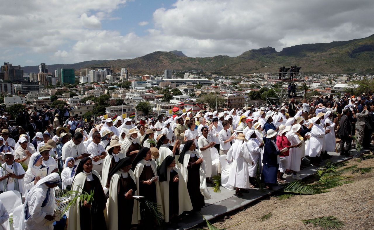 Pope honors Mauritius diversity, urges ethnical development