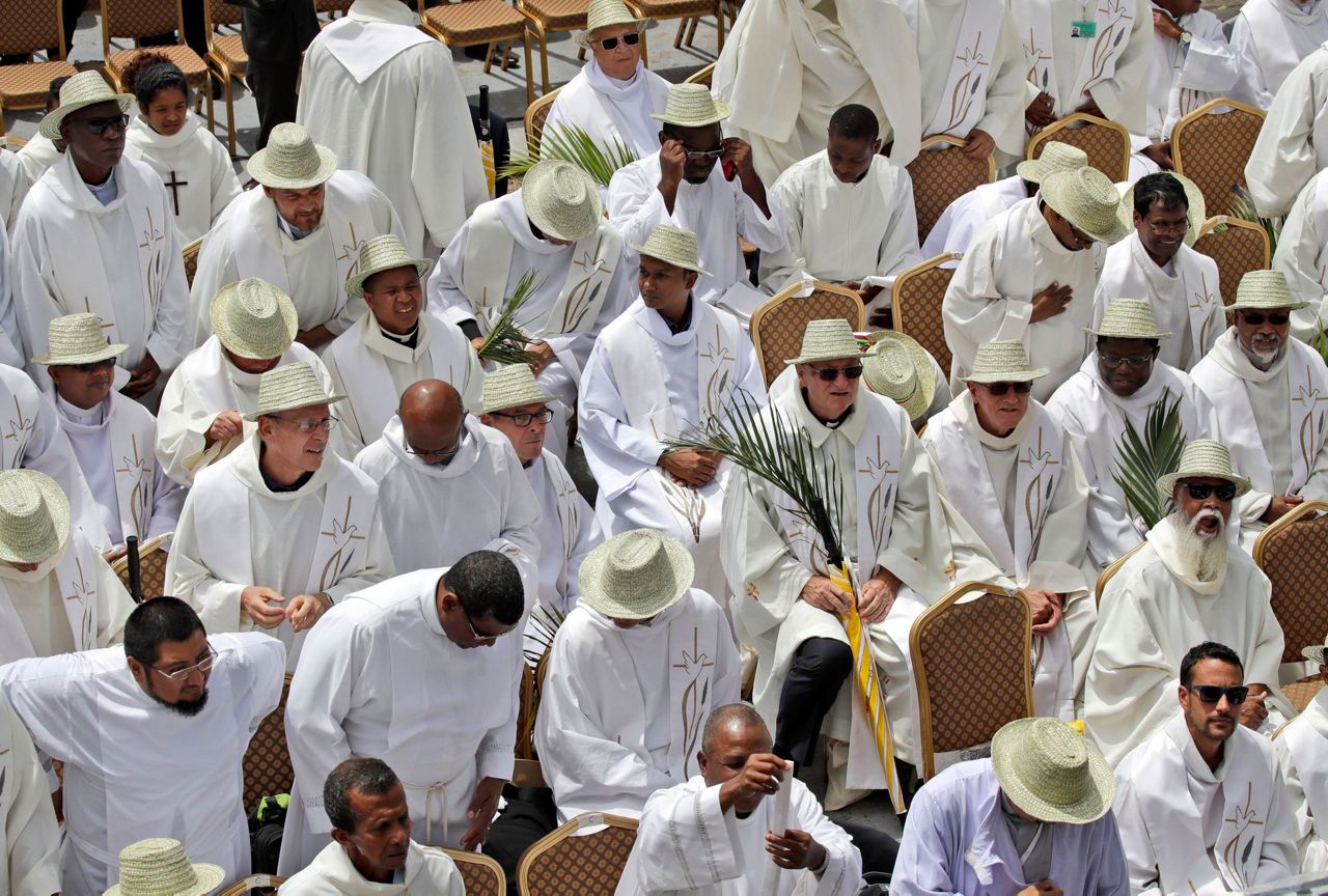 Pope honors Mauritius diversity, urges ethnical development