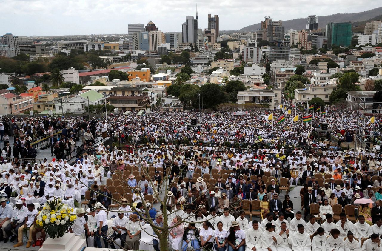 Pope honors Mauritius diversity, urges ethnical development