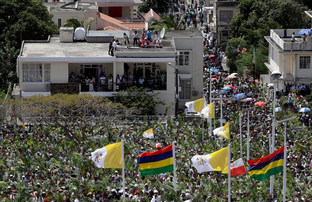 Pope honors Mauritius diversity, urges ethnical development