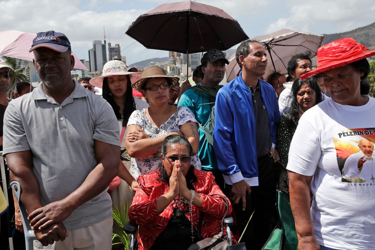 Pope honors Mauritius diversity, urges ethnical development