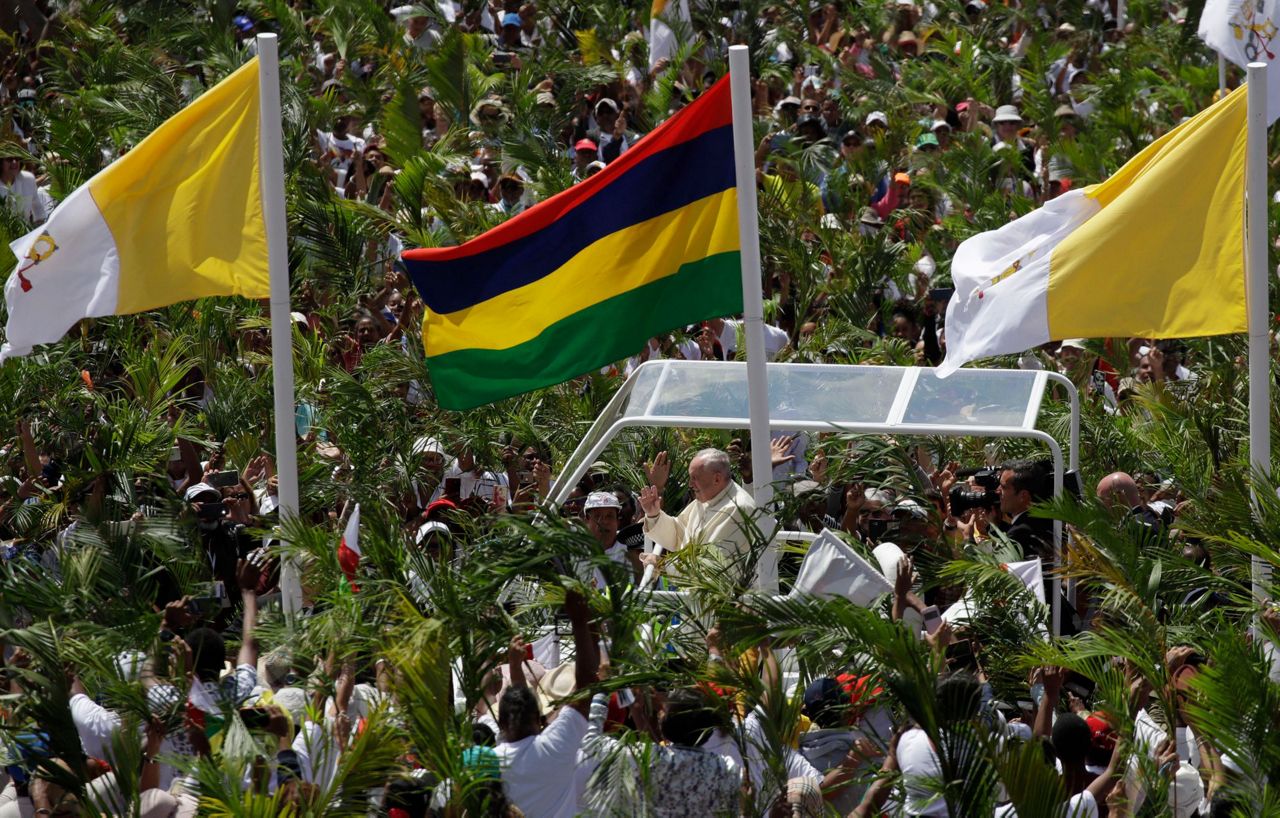 Pope honors Mauritius diversity, urges ethnical development