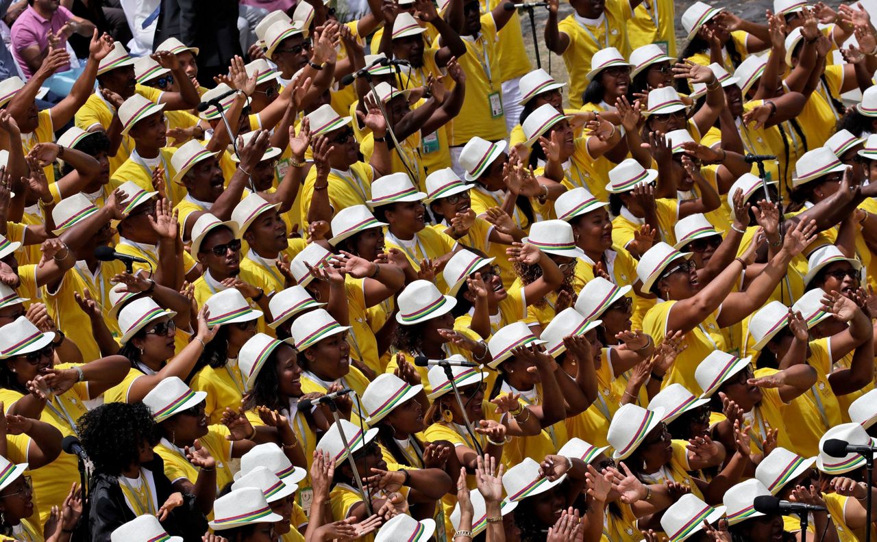 Pope honors Mauritius diversity, urges ethnical development