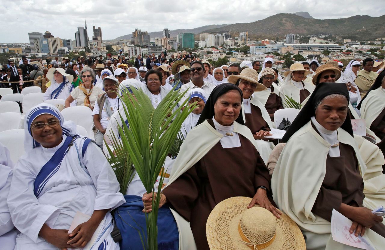 Pope honors Mauritius diversity, urges ethnical development