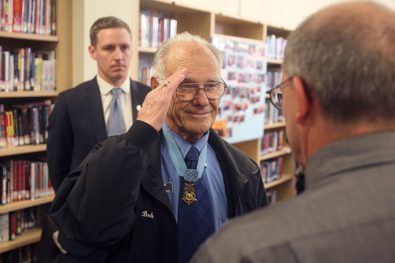 Oldest Medal of Honor recipient dies at 98 in Oregon