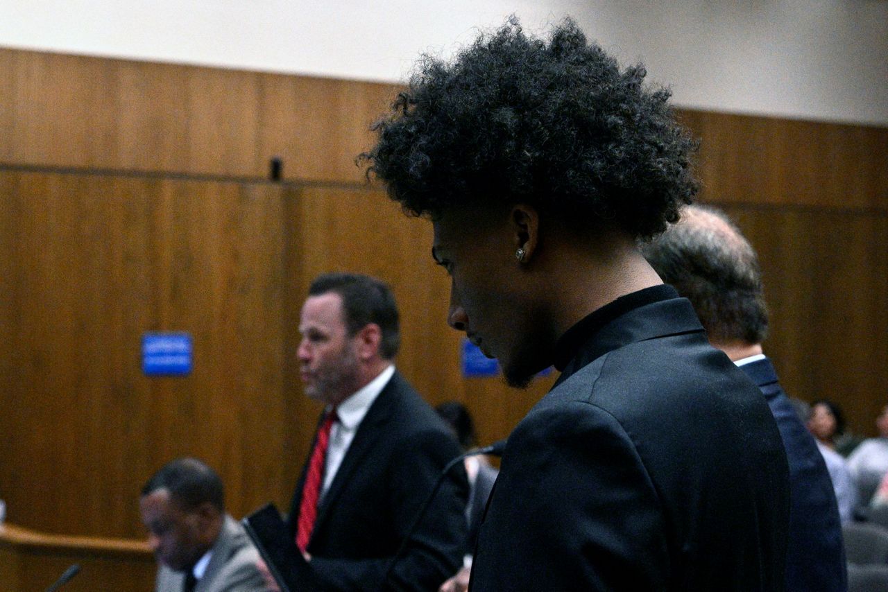 Judge denies request to raise Mikey Williams' bail and sets trial in ...