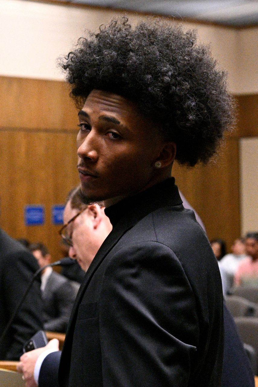 Judge denies request to raise Mikey Williams' bail and sets trial in ...
