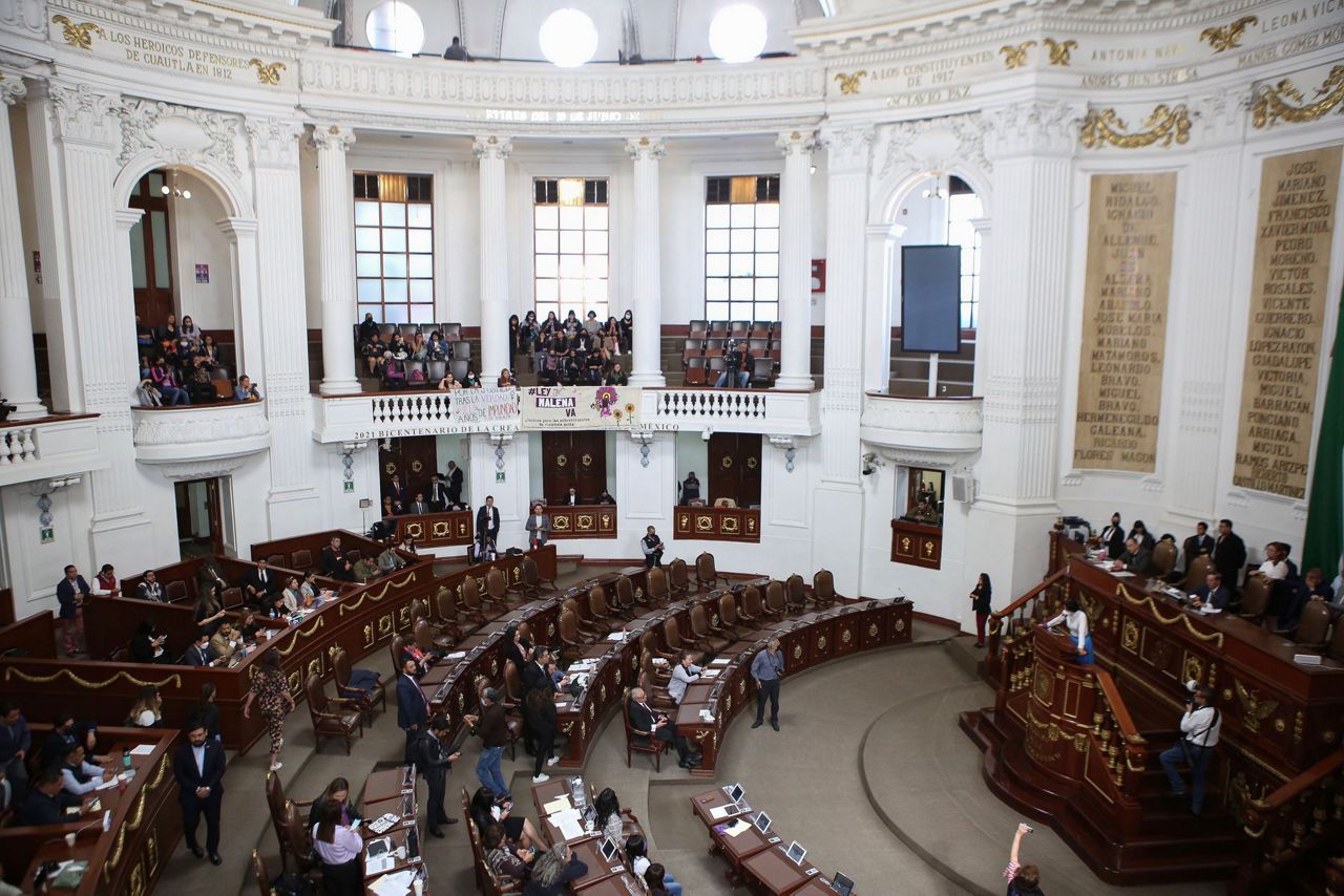 Mexican musician finds refuge in saxophone after acid attack