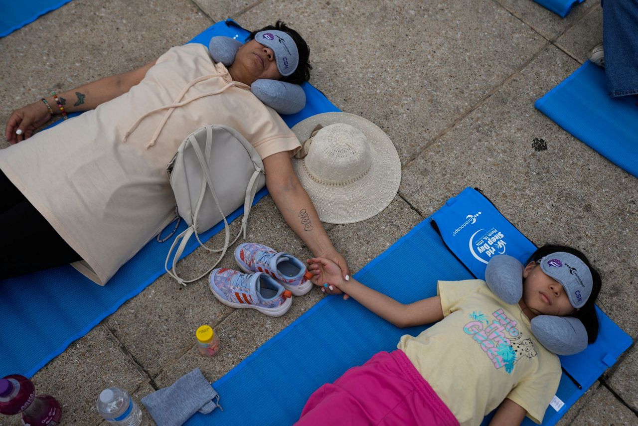 Hundreds of people in Mexico City stretch out for a 'mass nap' to ...