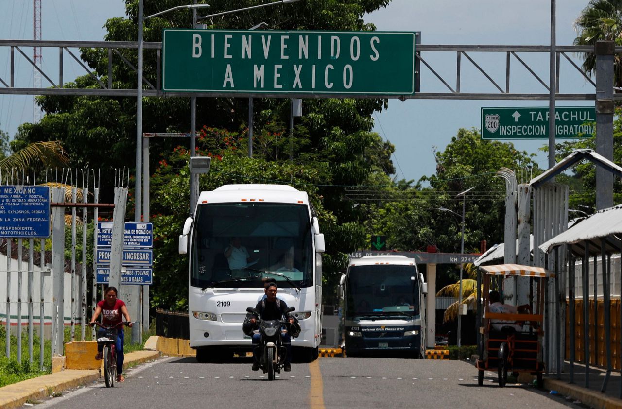 Mexico plans border 'unity' rally, nabs 2 migrant activists
