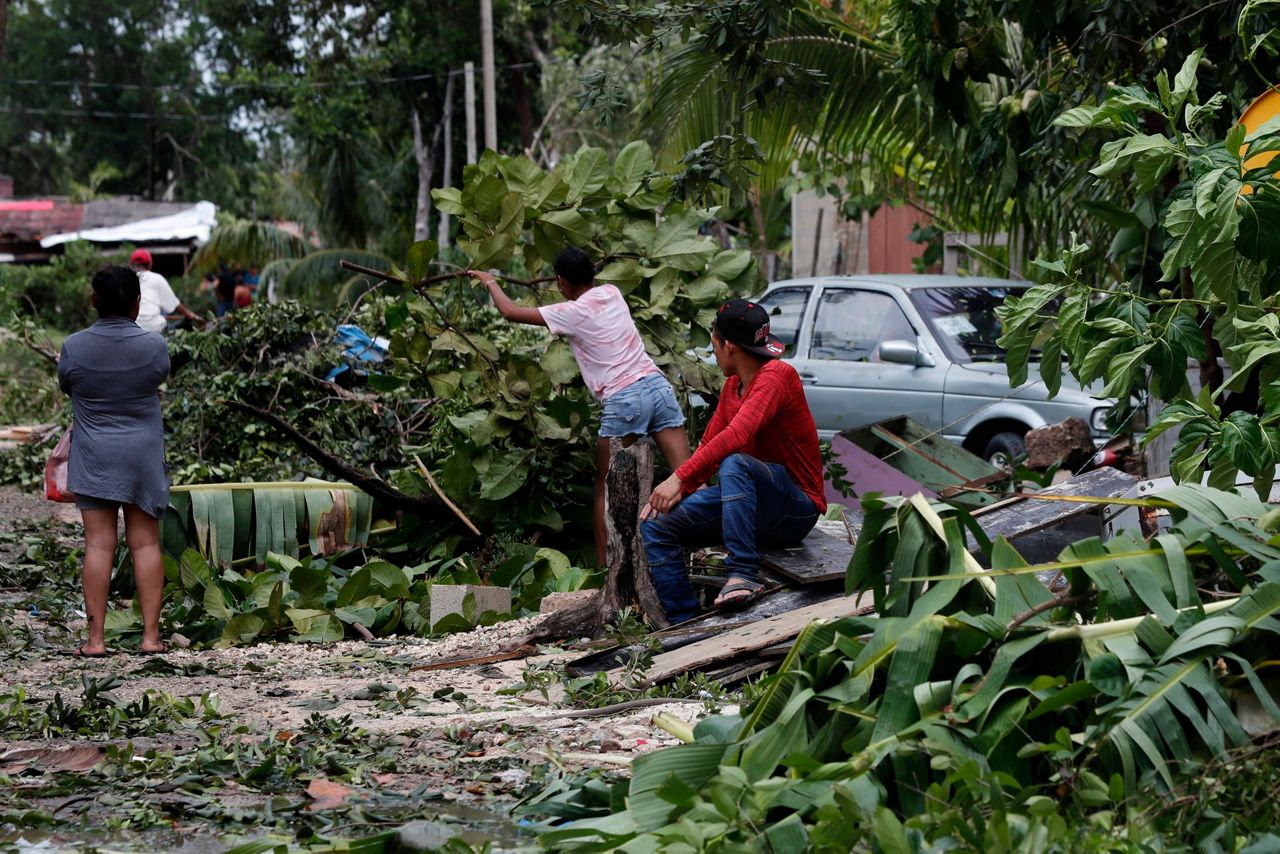 Grace heads for a second hurricane hit on Mexican coast