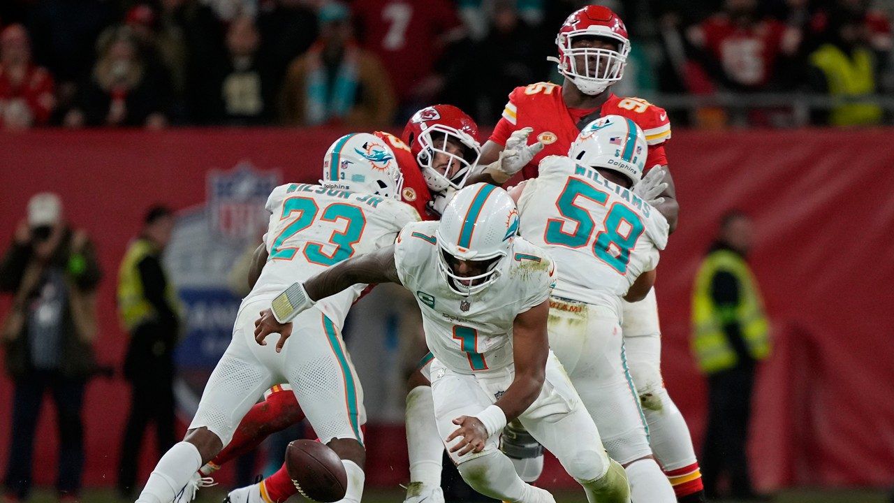Comeback falls short for Dolphins against Chiefs in Germany