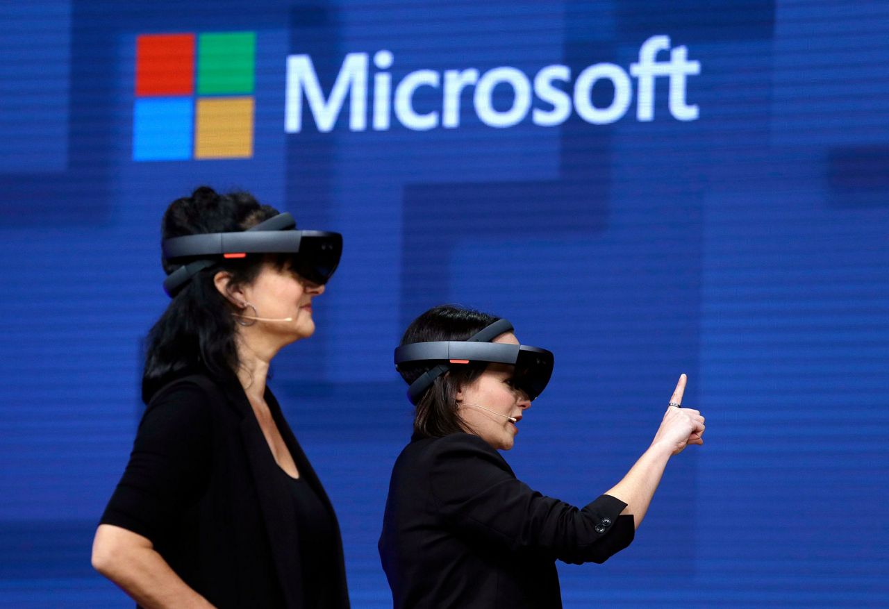 Army wants Microsoft's HoloLens headsets for battlefield