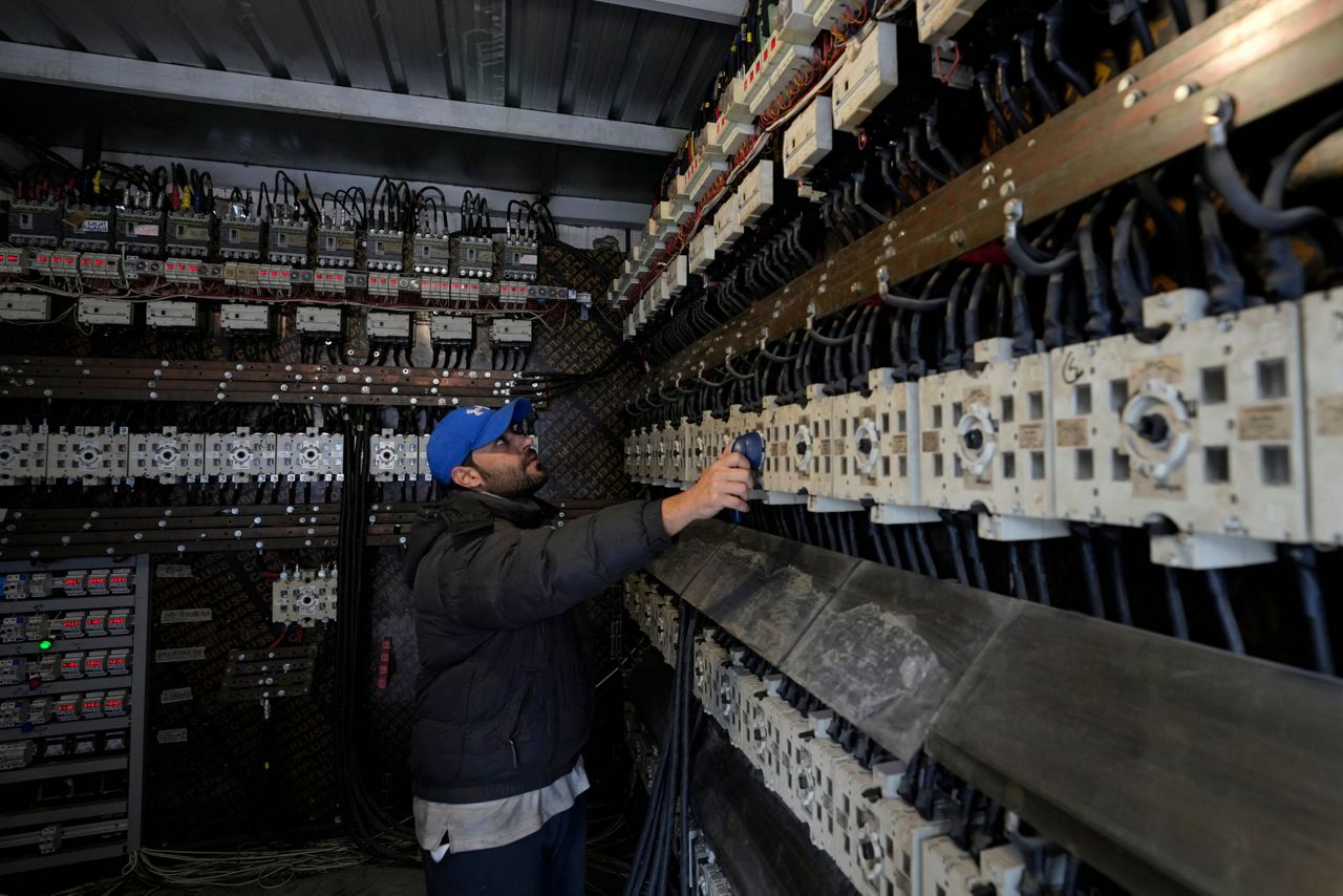 In parts of Mideast, power generators spew toxic fumes 24/7