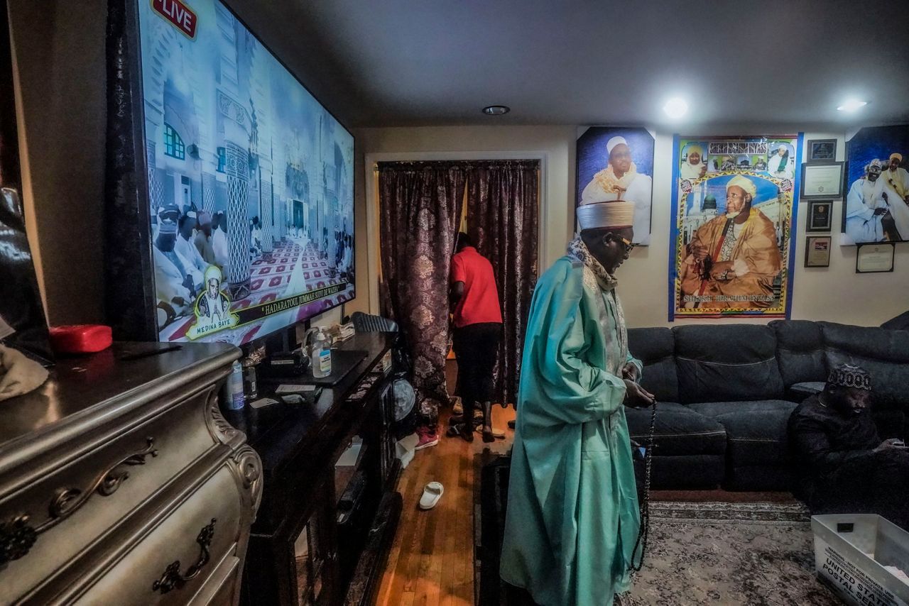 Mosques in NYC struggle to house and feed an influx of Muslim migrants ...