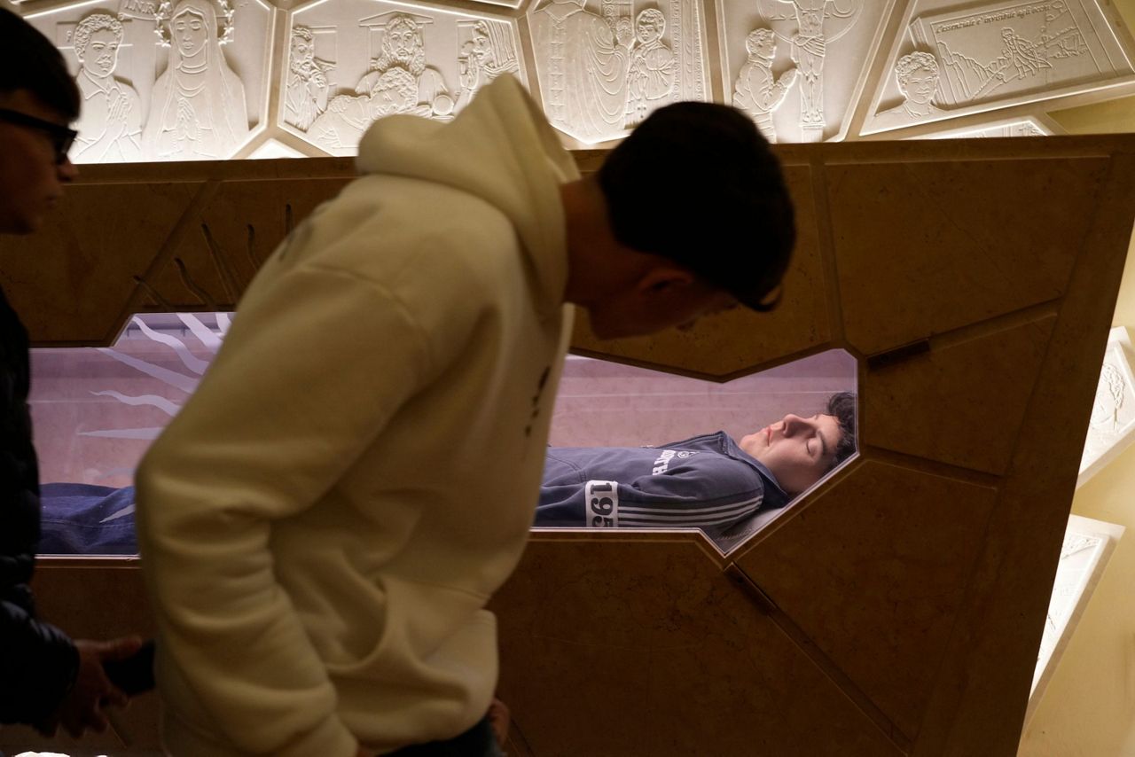 Crowds flock to newest Catholic saint in Assisi — a millennial teen ...